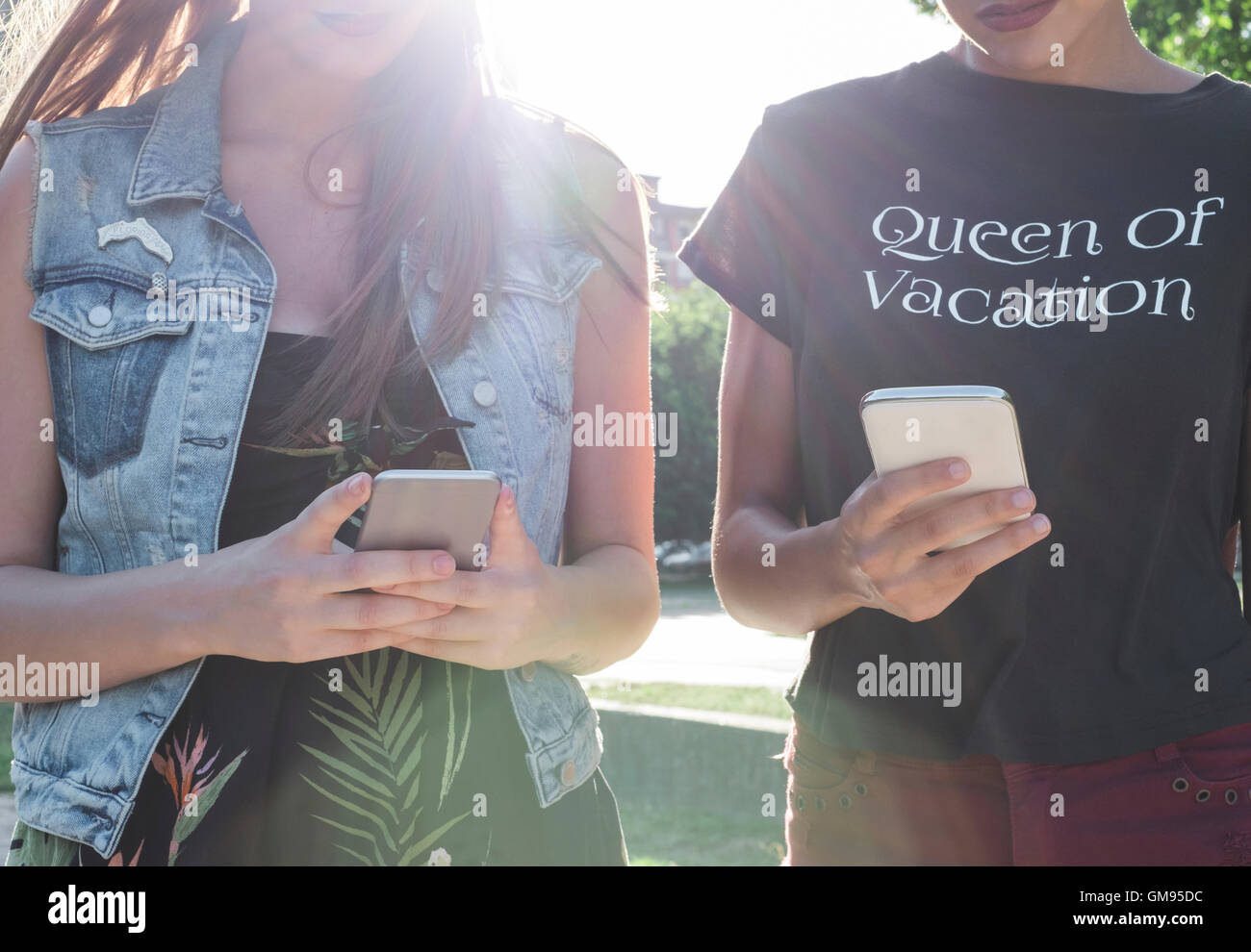 Two female friends with smartphones hi-res stock photography and images ...