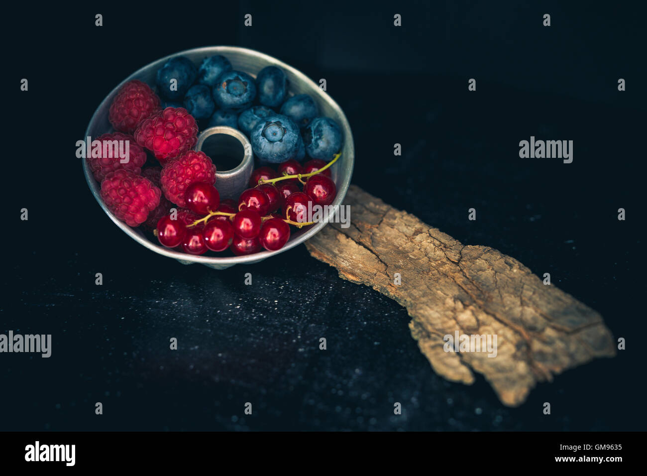 Cake tin of raspberries, blueberries and red currants Stock Photo - Alamy