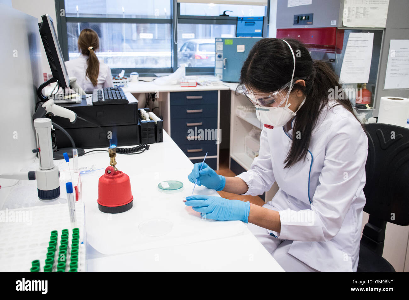 Cell culturing hi-res stock photography and images - Alamy