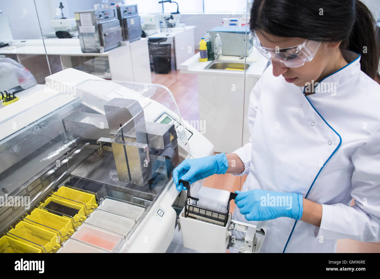 Laboratory technician in analytical laboratory Stock Photo - Alamy