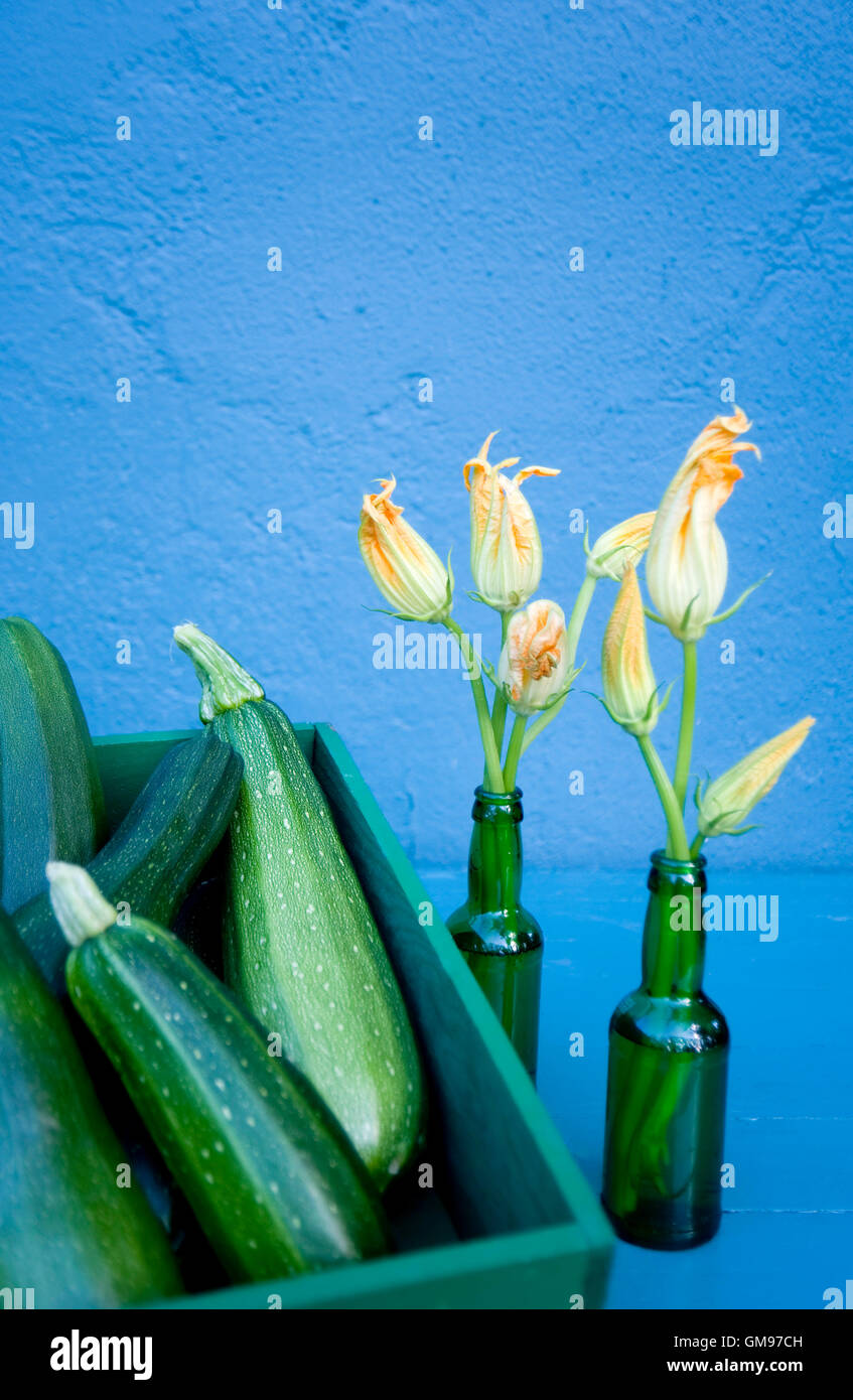 Courgettes in wooden box, edible courgette flowers Stock Photo - Alamy