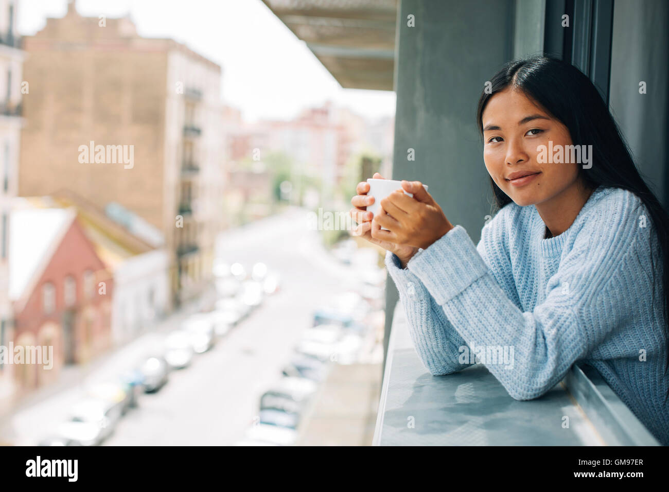 Leaning out of window exterior hi-res stock photography and images - Alamy