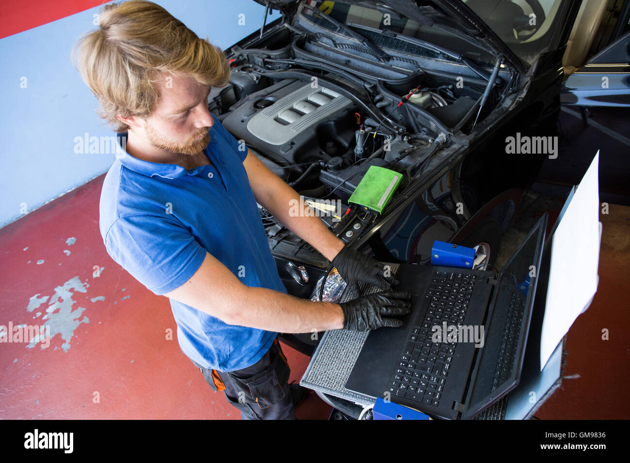 Car mechanic and computer hi-res stock photography and images - Alamy