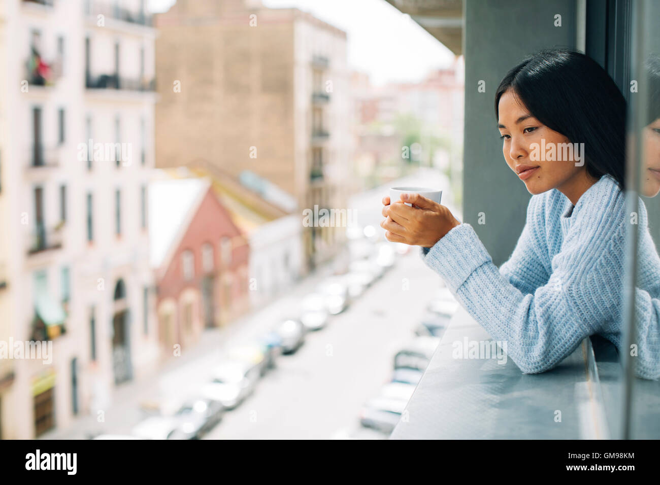 Leaning out of window exterior hi-res stock photography and images - Alamy