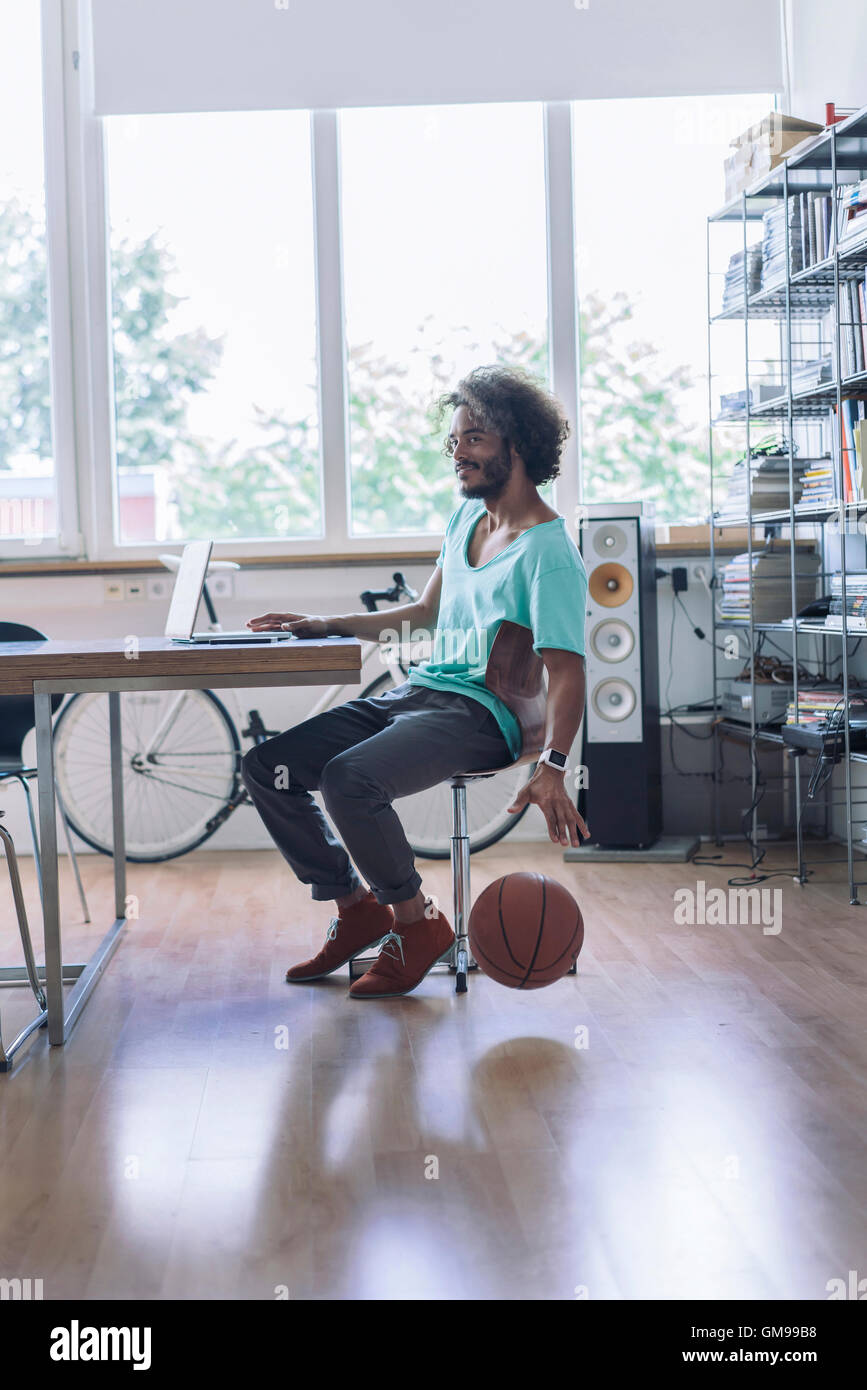 Office desk playing basketball hi-res stock photography and images - Alamy