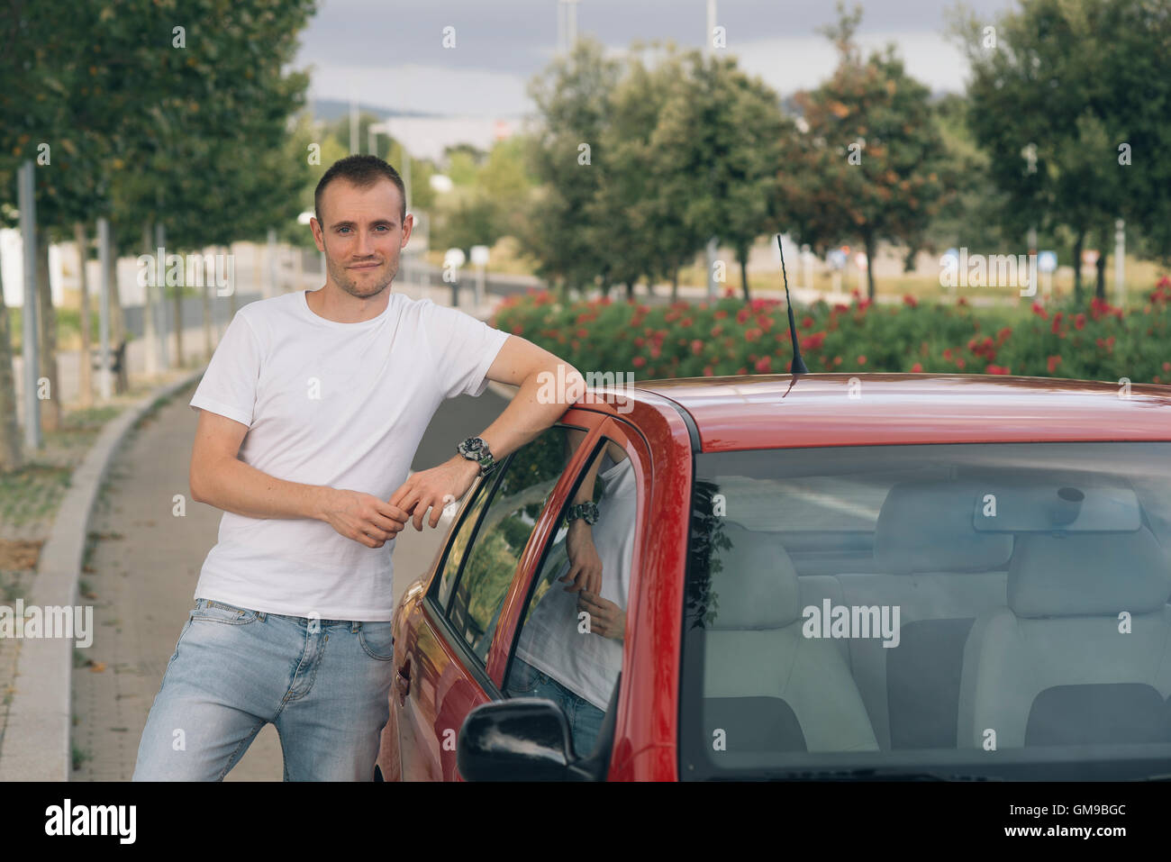 Man leaning against car, 30 years hi-res stock photography and images ...