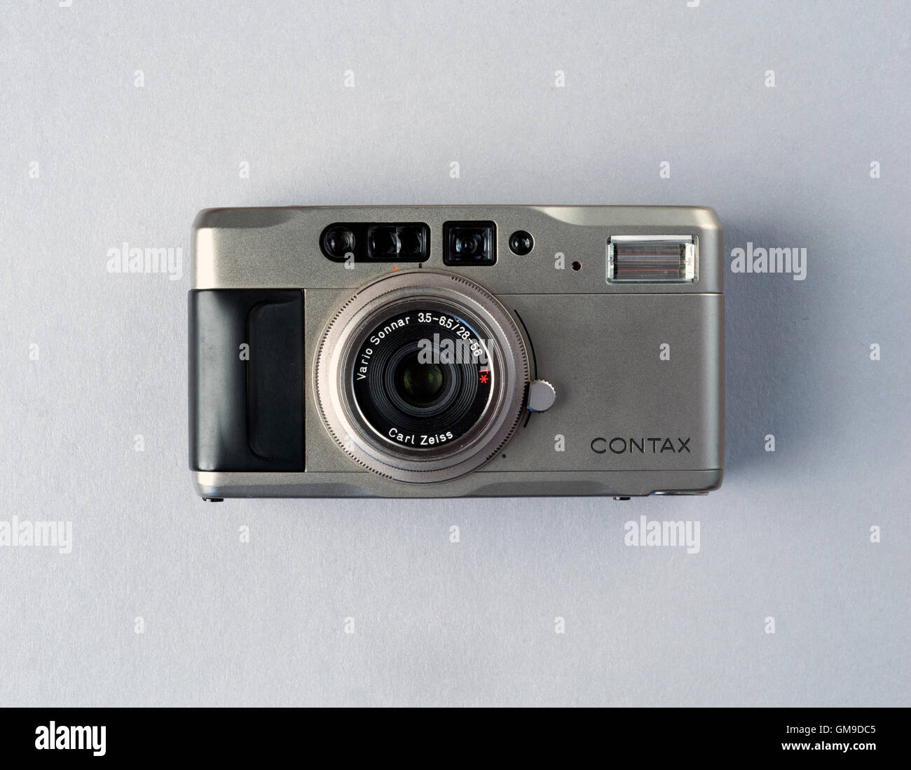 Old point and shoot film camera, still life Stock Photo - Alamy