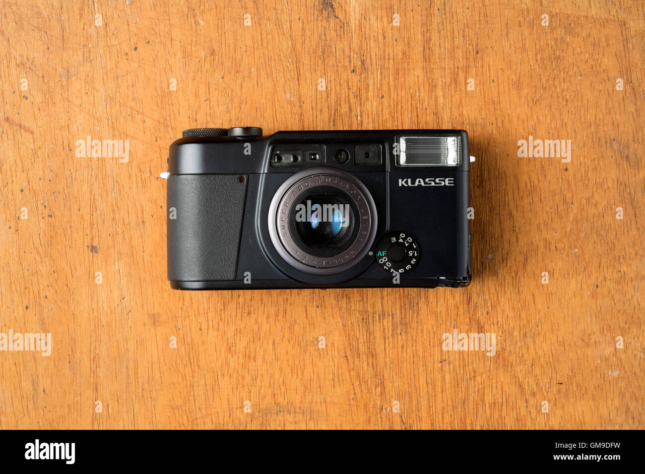 Old point and shoot film camera, still life Stock Photo - Alamy