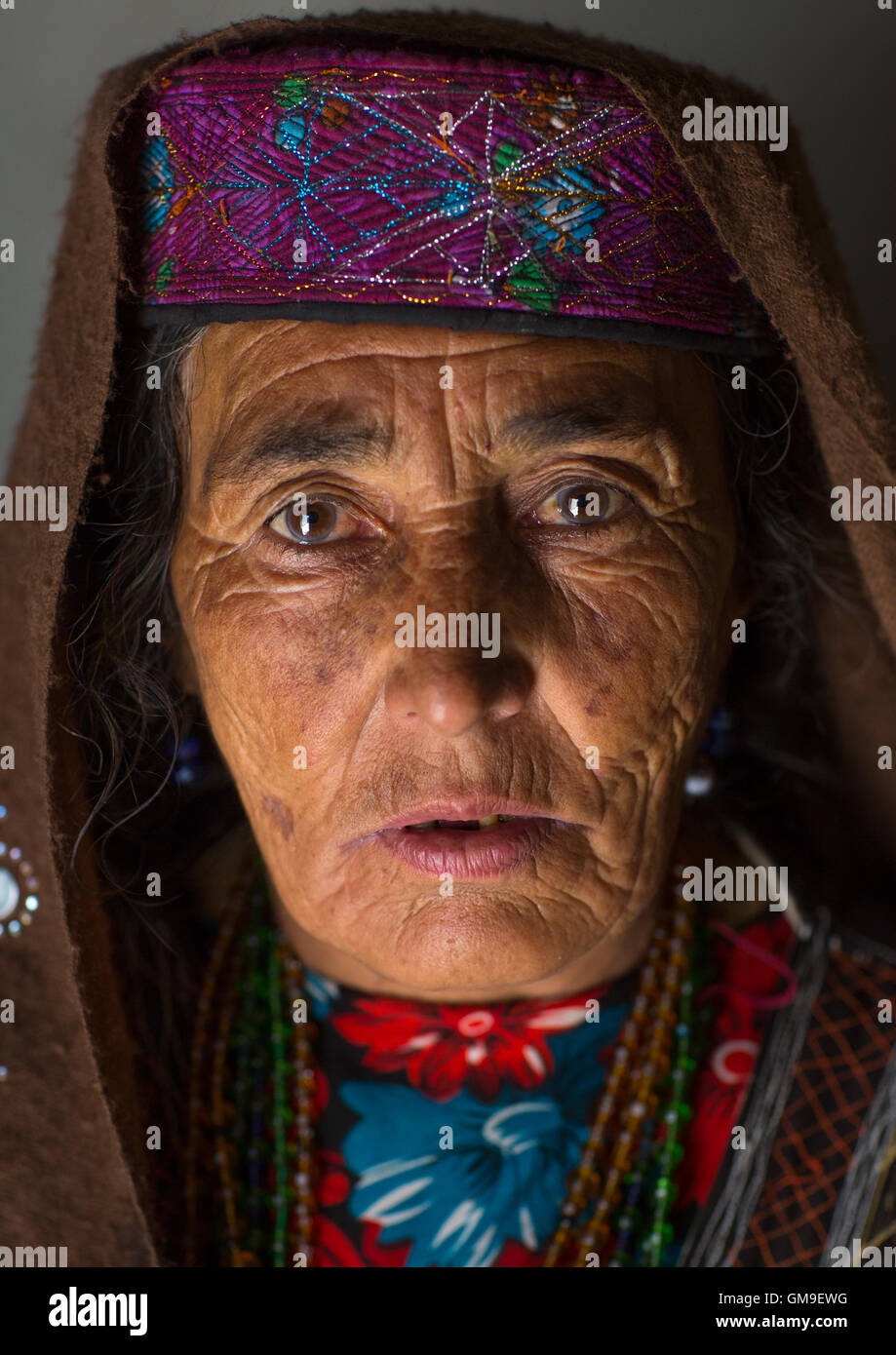 Afghan woman in pamir traditional clothing, Badakhshan province, Wuzed ...