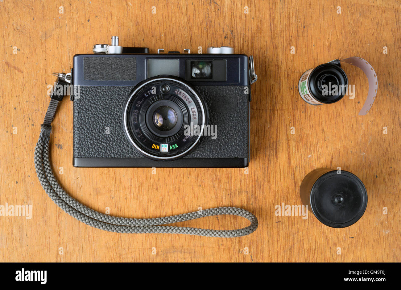 Old point and shoot film camera, still life Stock Photo - Alamy