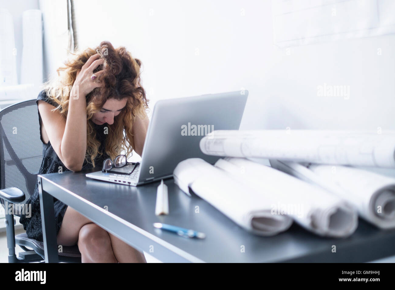 Upset woman office hi-res stock photography and images - Alamy