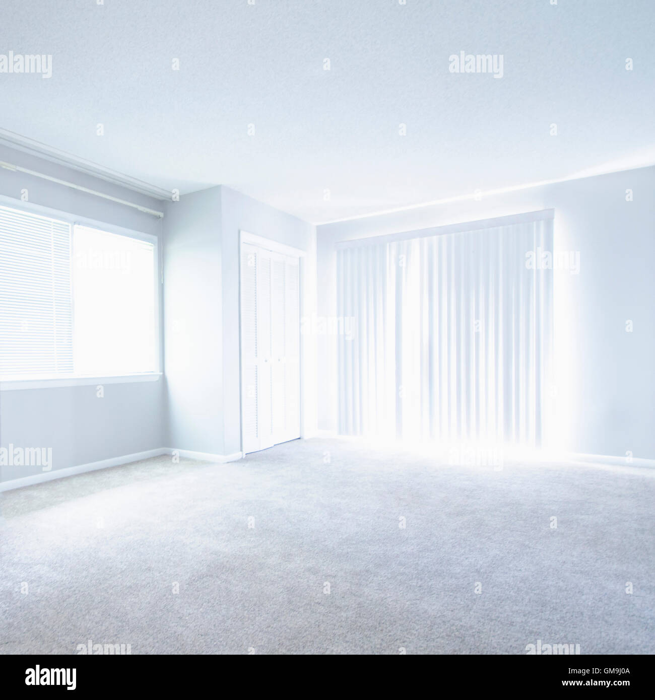Empty square room hi-res stock photography and images - Alamy