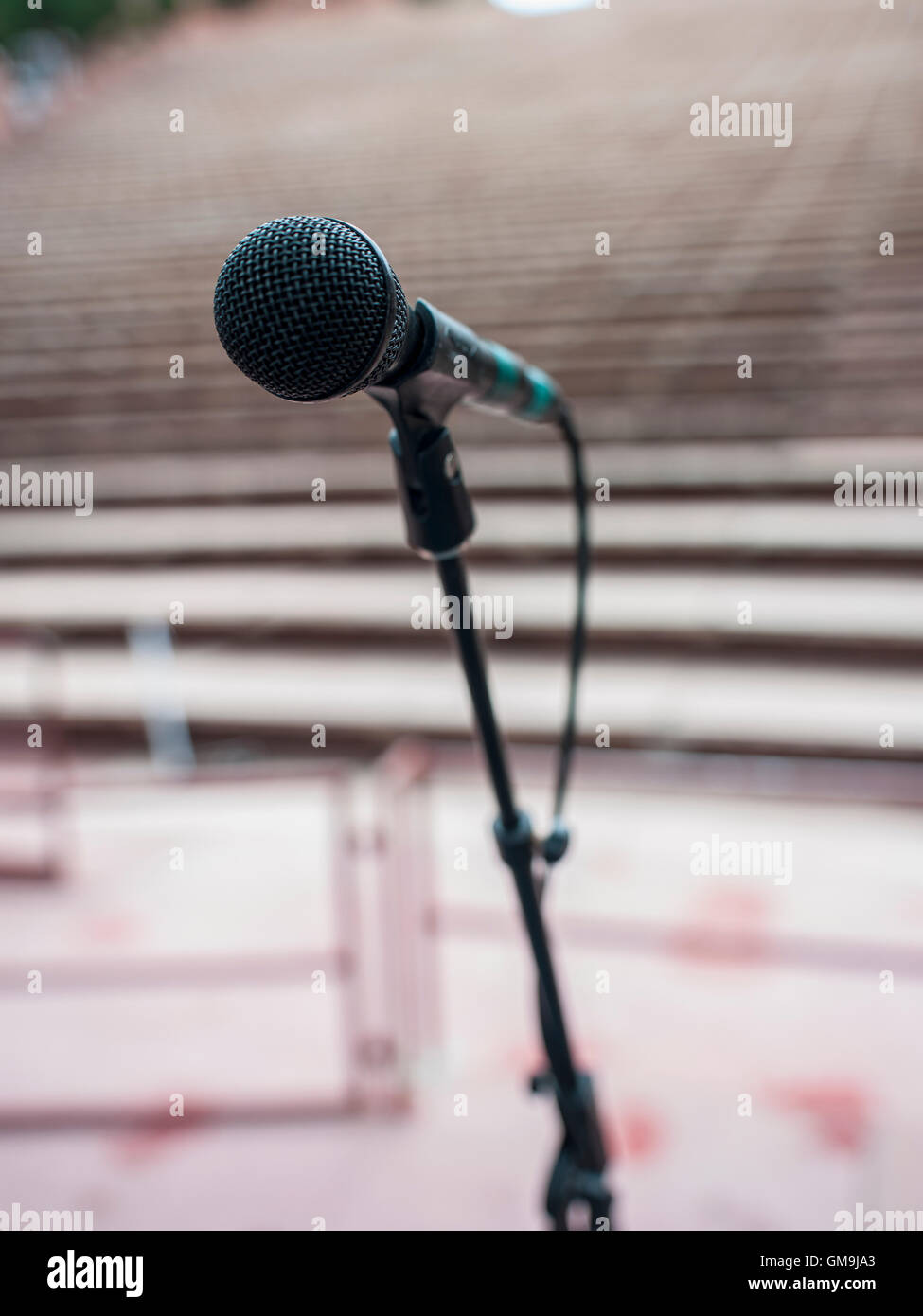 Empty stage microphone hi-res stock photography and images - Alamy