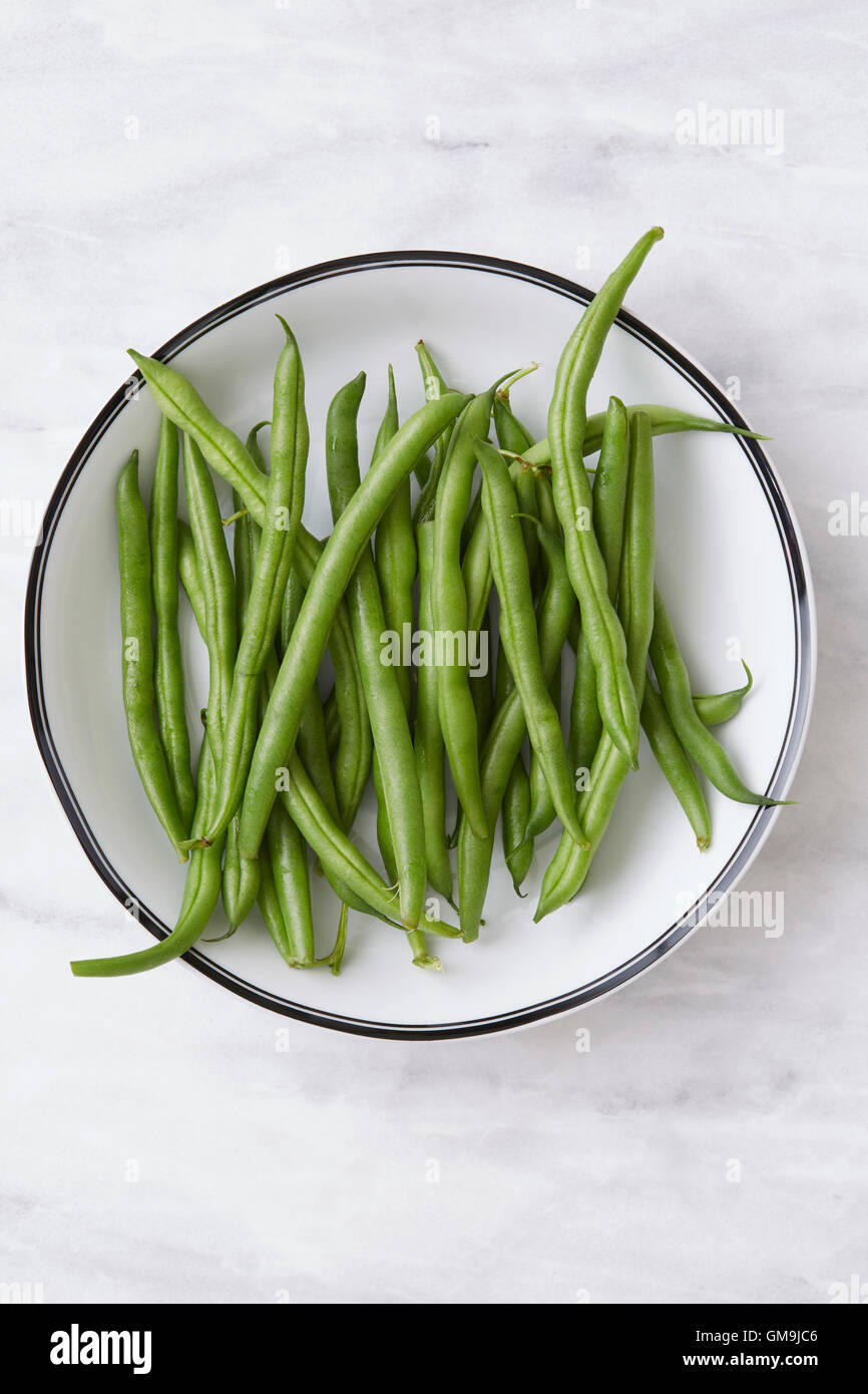 Overhead view of green beans in bowl Stock Photo - Alamy