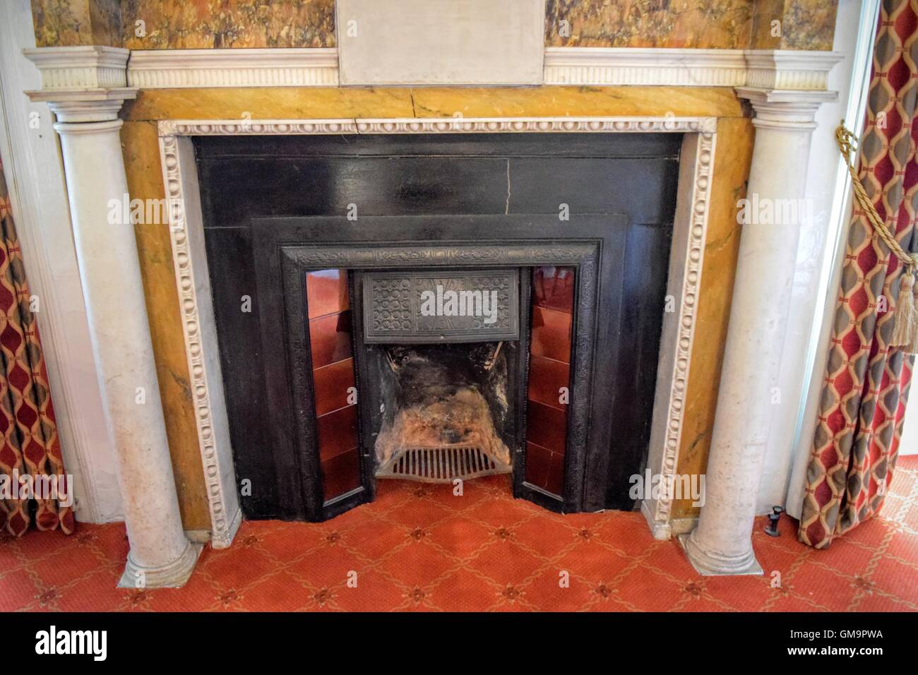 Fireplace with columns hi-res stock photography and images - Alamy