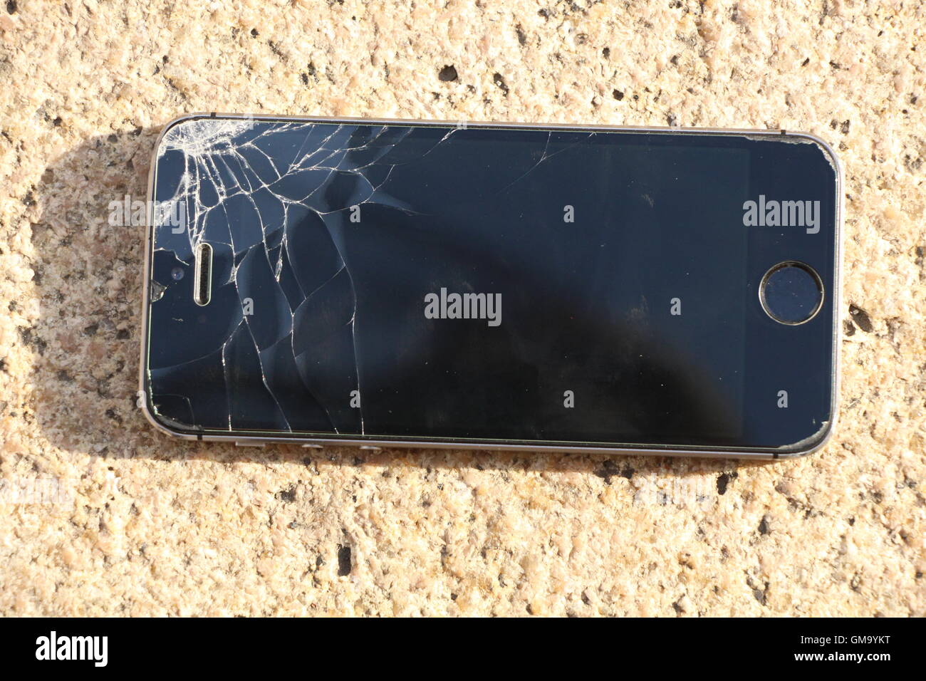 Cracked iphone hi-res stock photography and images - Alamy