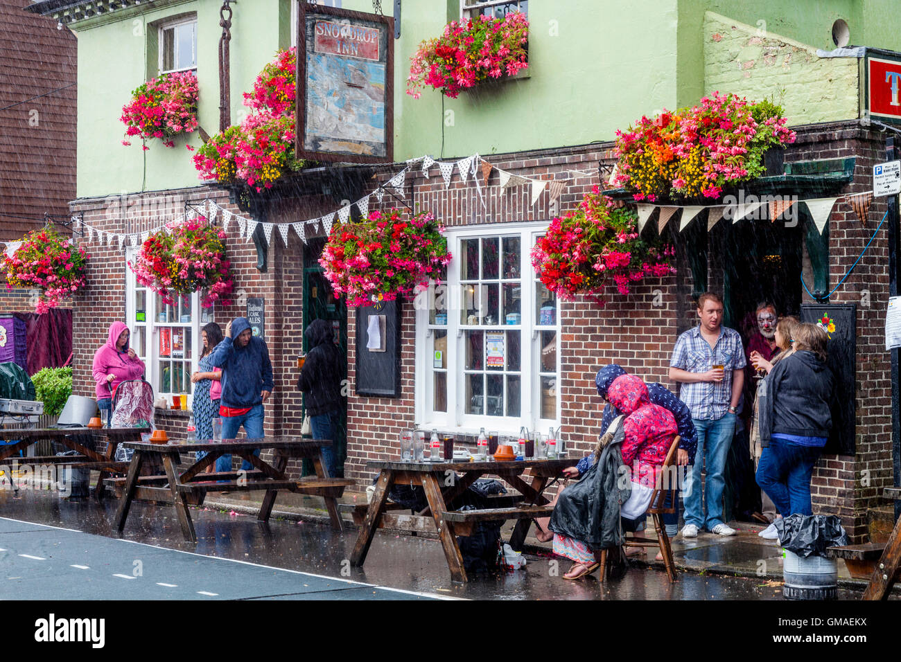 People Shelter From The Rain Outside The Snowdrop Pub In The Market ...