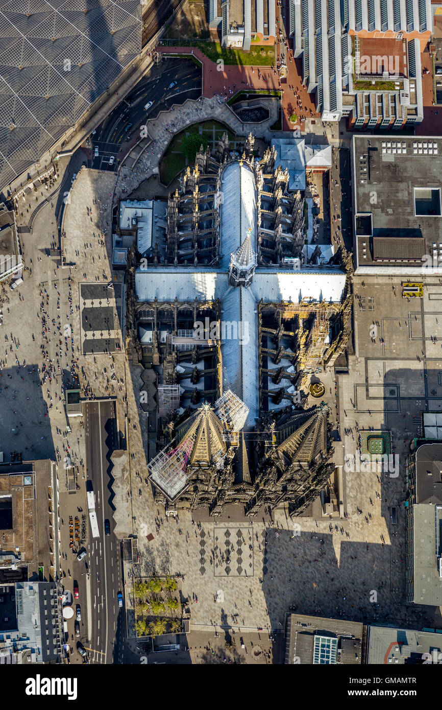 Aerial view, perpendicular recording of the Cologne Cathedral with dome ...