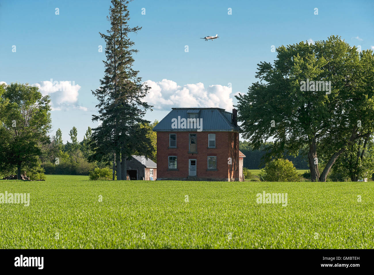 Abandoned farmhouse in agricultural hi-res stock photography and images ...