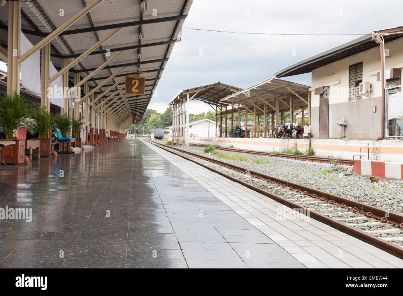 platform beside railway at train station Stock Photo - Alamy