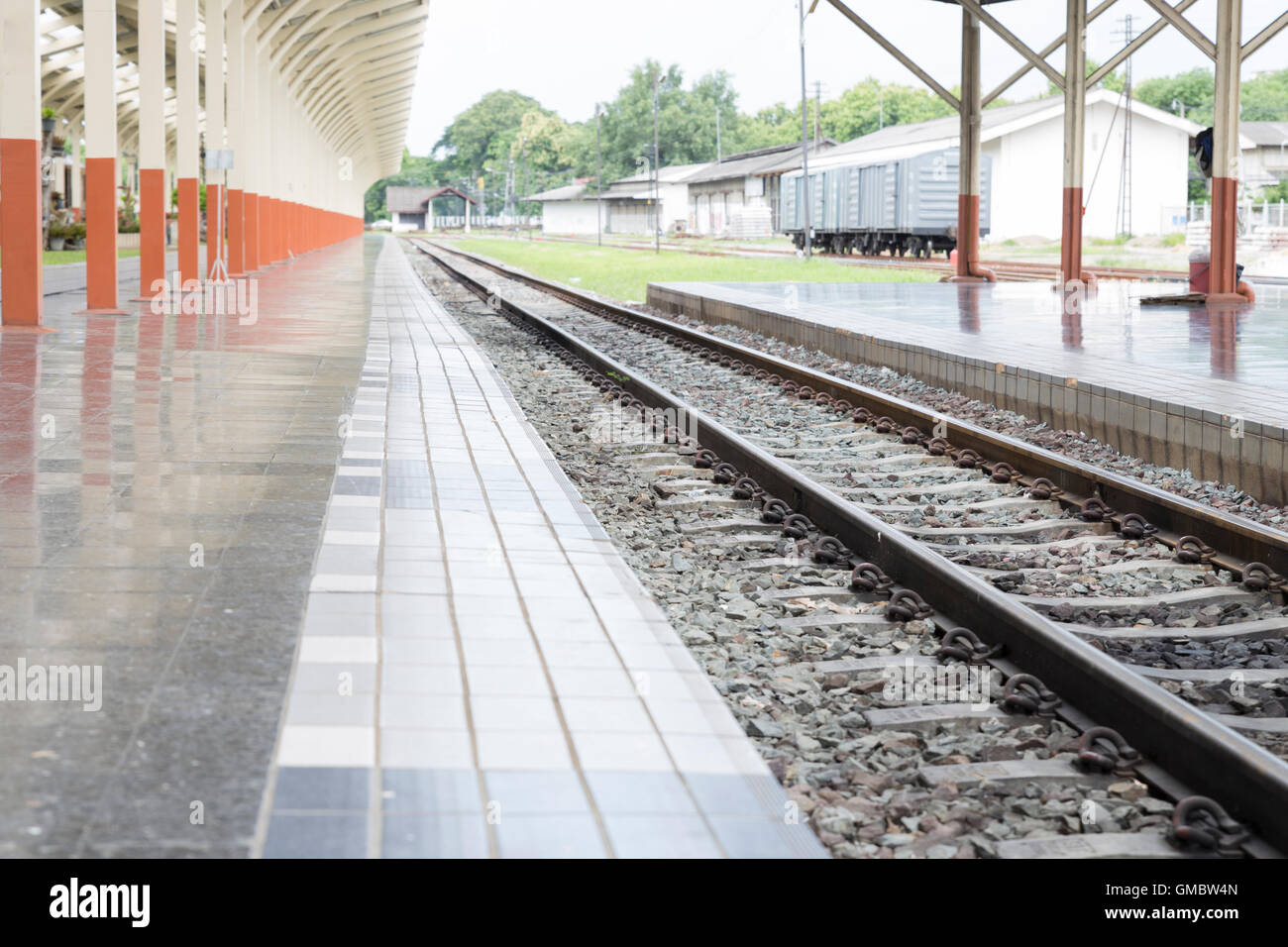 platform beside railway at train station Stock Photo - Alamy
