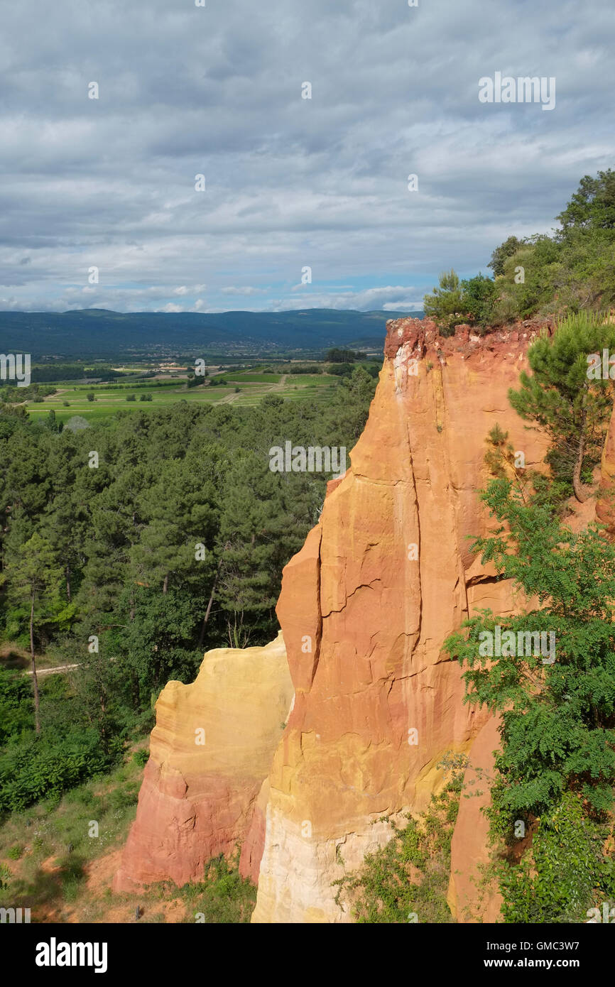 An ochre ridge at the hilltop village of Roussillon, Vaucluse, Provence, France Stock Photo - Alamy
