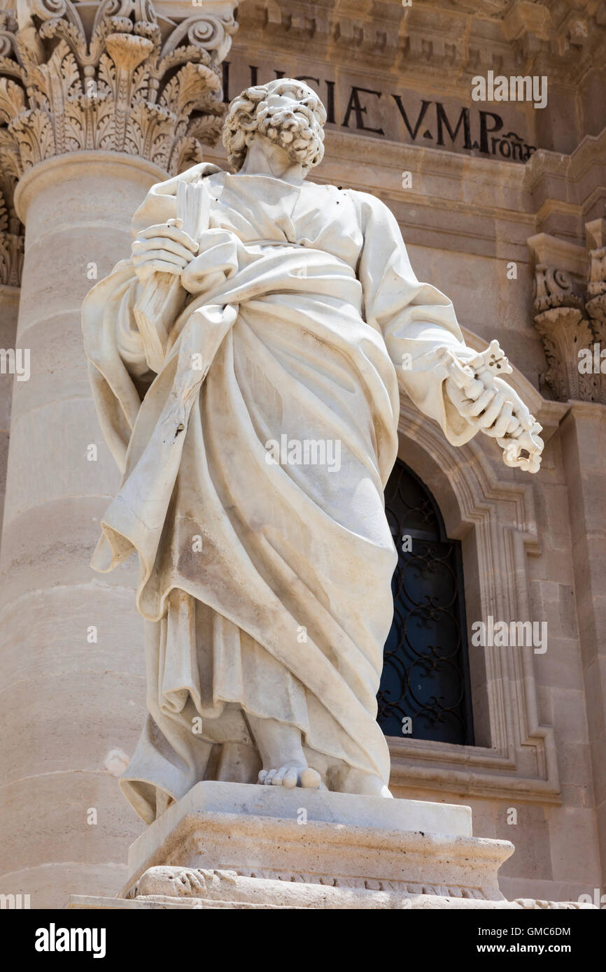 Saint peter statue with key hi-res stock photography and images - Alamy
