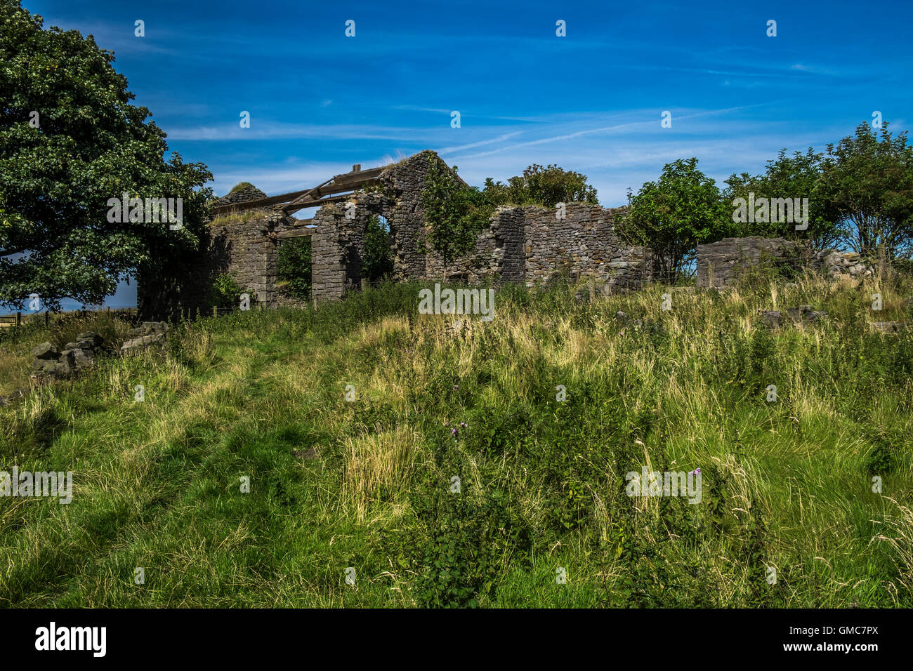 Spooky derelict farmhouse hi-res stock photography and images - Alamy