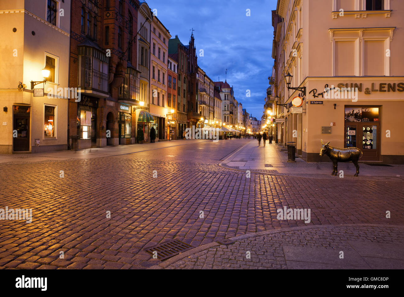 City street night hi-res stock photography and images - Alamy