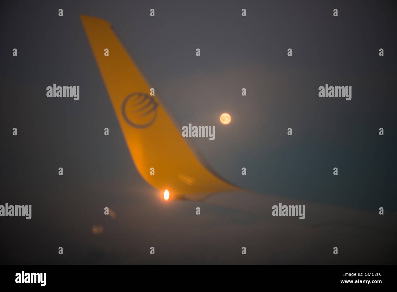 Airplan flying hi-res stock photography and images - Alamy