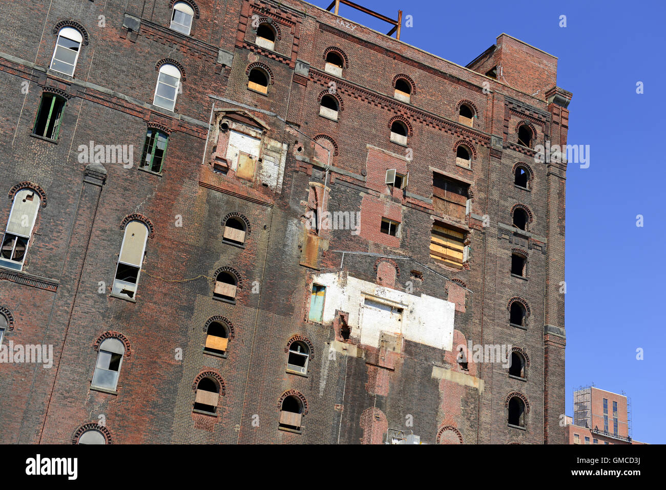 Abandoned brick building in lot with broken windows Stock Photo - Alamy