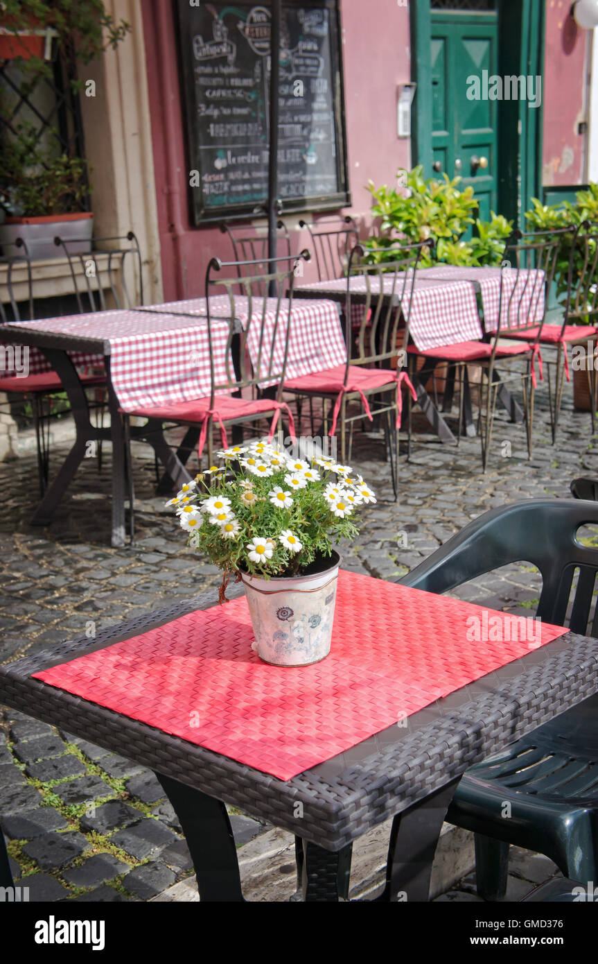 Traditional Italian restaurant in an alley - Rome Italy Stock Photo - Alamy
