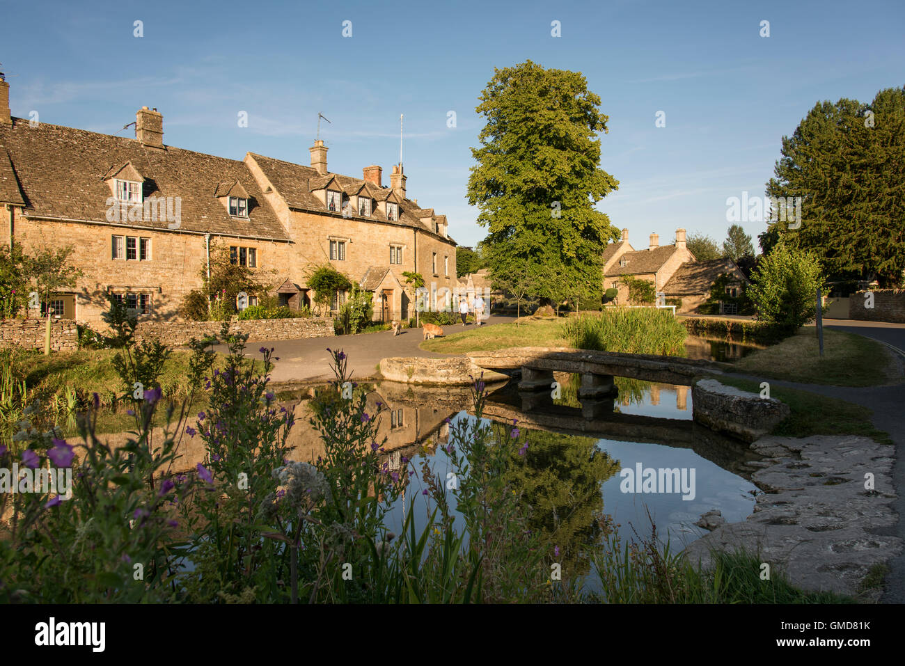 The river Eye flows through the Cotswold village of Lower Slaughter an ...