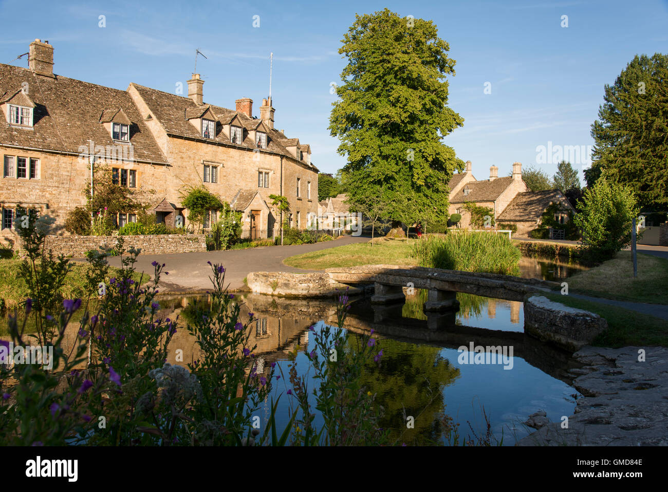 The river Eye flows through the Cotswold village of Lower Slaughter an ...