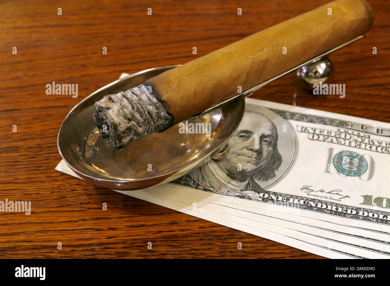 Ash burning cigar hi-res stock photography and images - Alamy