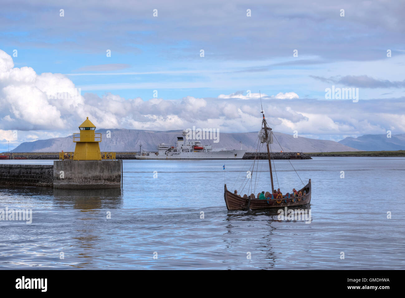 Viking boat hi-res stock photography and images - Alamy