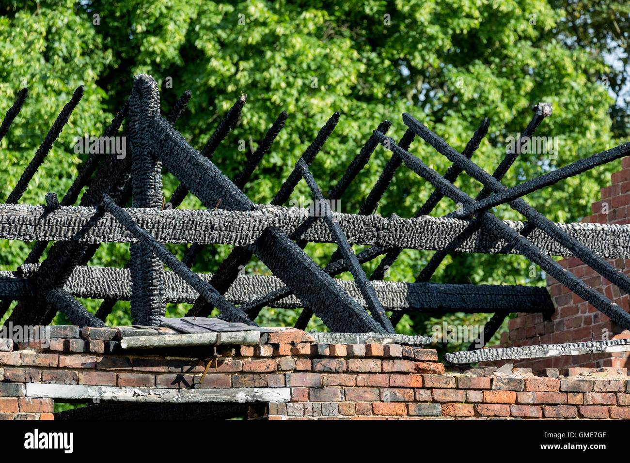 Burnt out buildings hi-res stock photography and images - Alamy