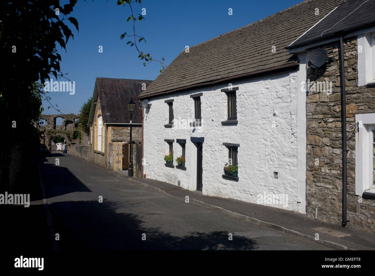 Cottages on Bailey street in Kidwelly Stock Photo - Alamy