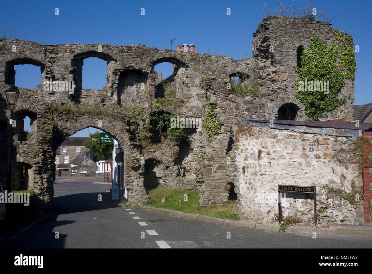 Medieval gatehouse hi-res stock photography and images - Alamy