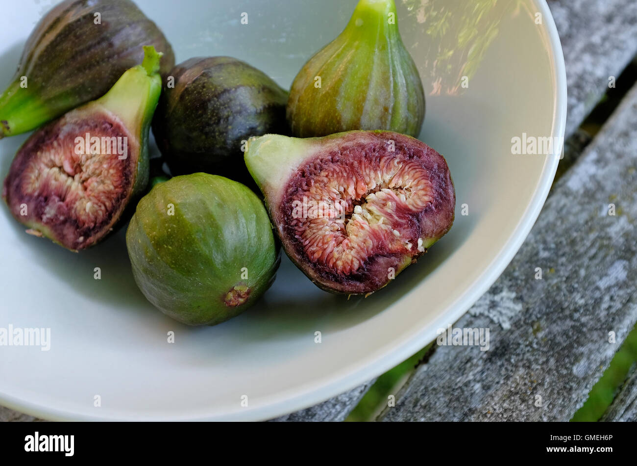 freshly picked figs in white bowl Stock Photo - Alamy