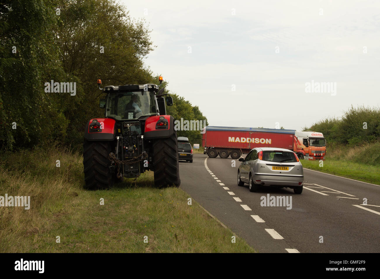 Articulated lorry stuck hi-res stock photography and images - Alamy