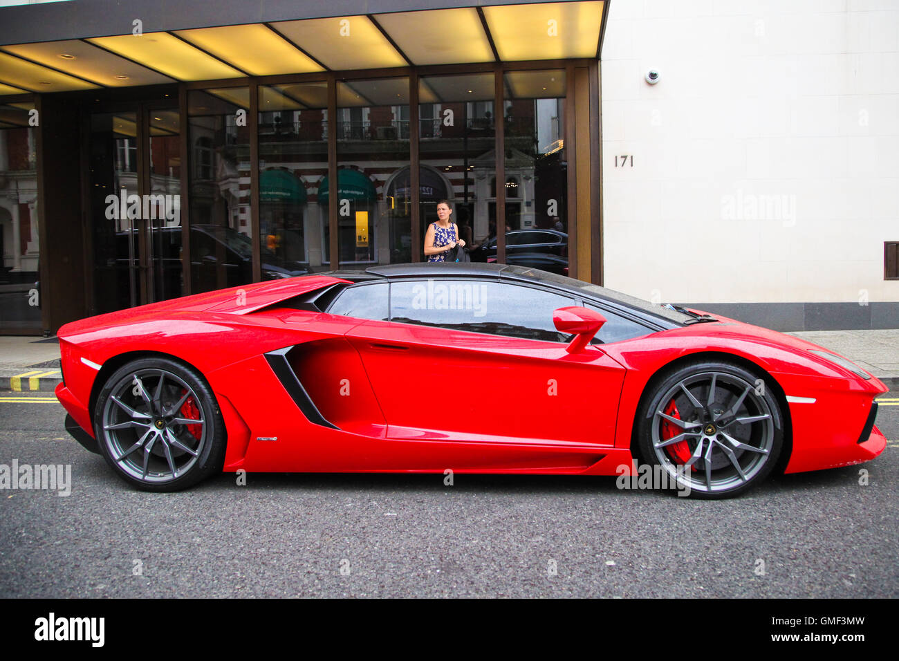 Knightsbridge, London, UK, 25 Aug 2016 - Lamborghini with UAEAD licence ...