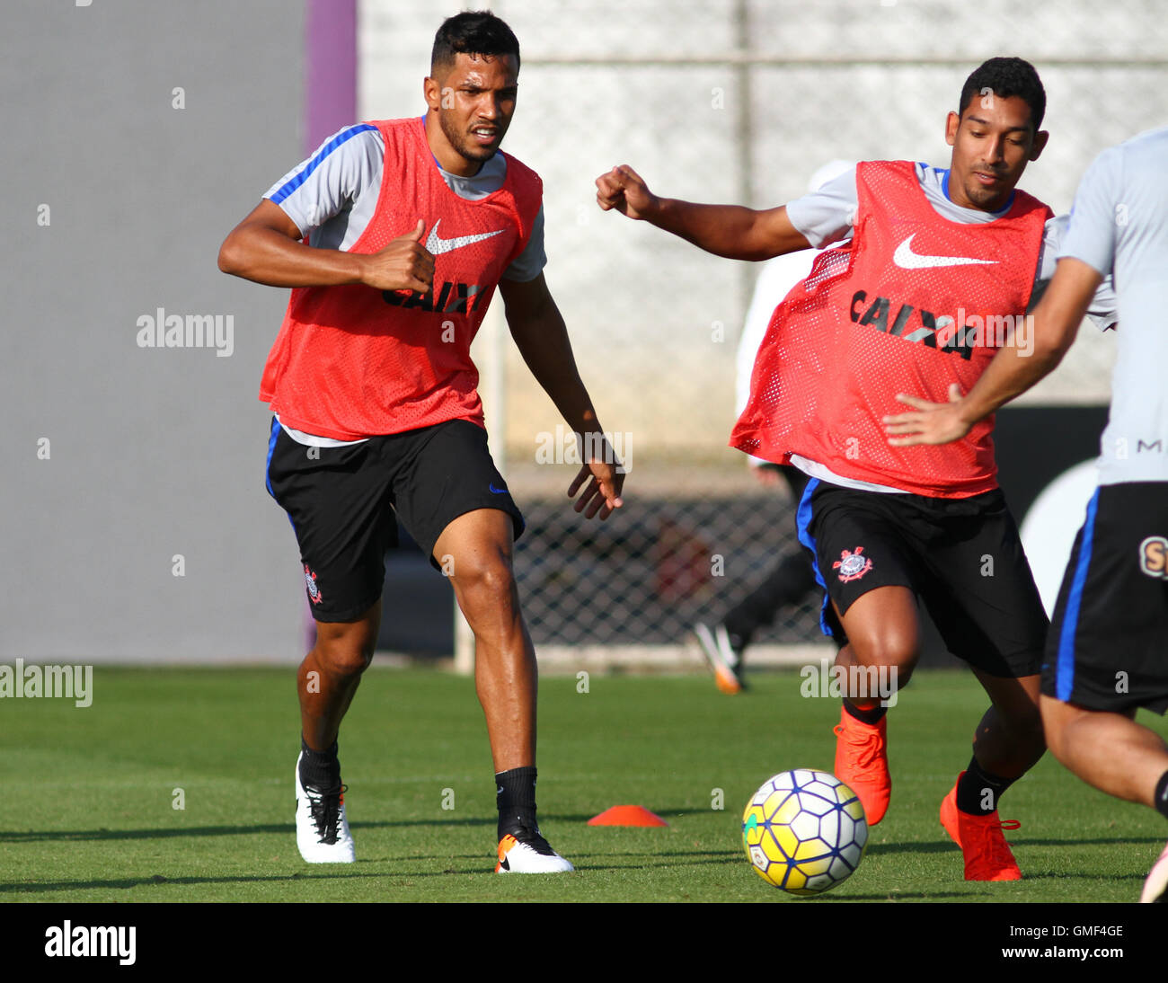 SÃO PAULO, SP - 25.08.2016: TREINO DO CORINTHIANS - Yago and Leo Prince Corinthians during the ...