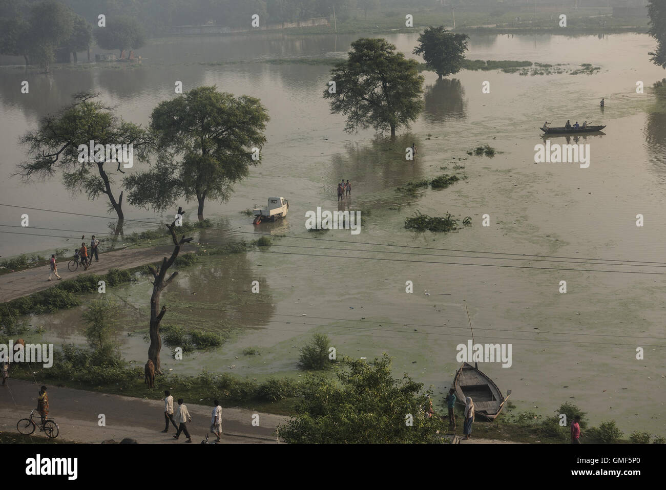 Varanasi, Indian state of Uttar Pradesh. 25th Aug, 2016. Commuters wade ...
