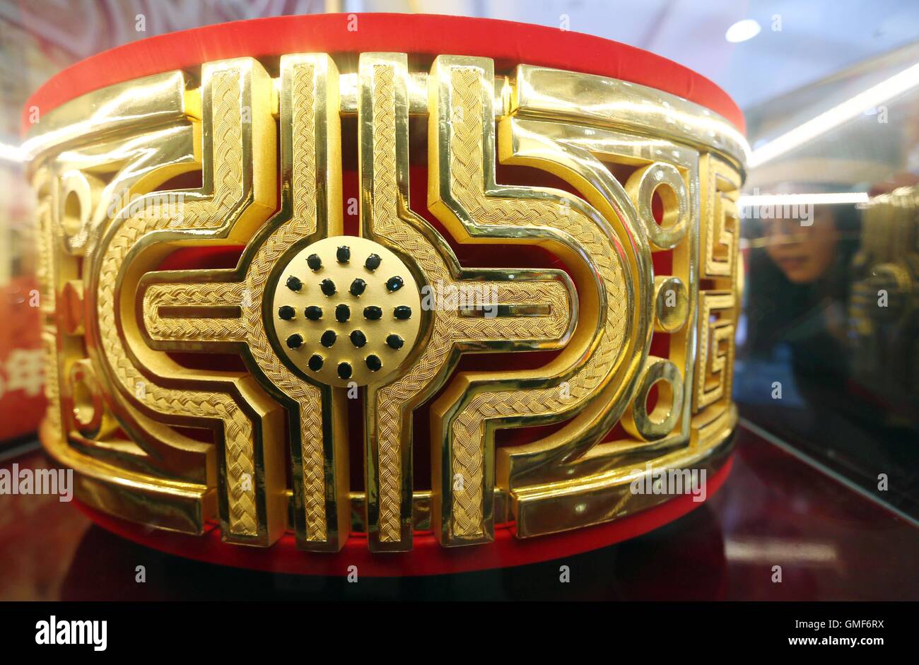 Nanjing, China's Jiangsu Province. 25th Aug, 2016. A huge gold ring is ...
