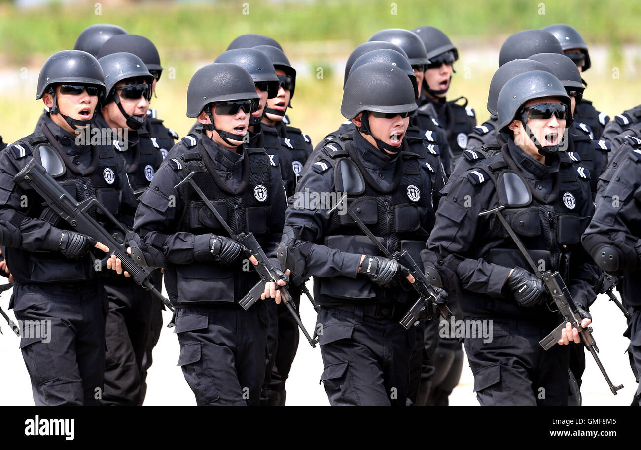China swat team hi-res stock photography and images - Alamy