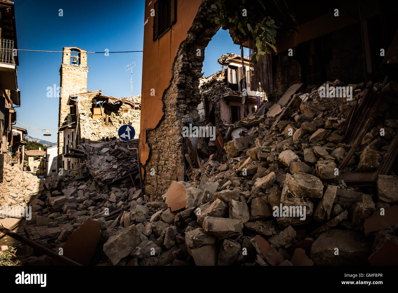 Earthquakes destroy buildings hi-res stock photography and images - Alamy