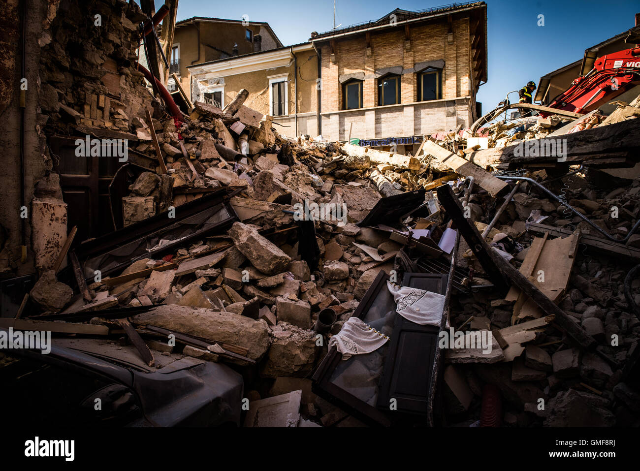 Earthquakes destroy buildings hi-res stock photography and images - Alamy