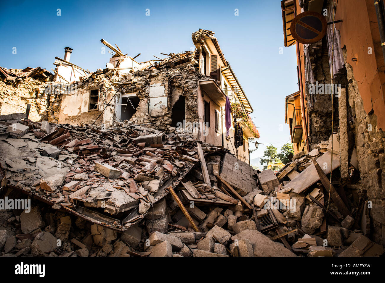 Earthquakes destroy buildings hi-res stock photography and images - Alamy