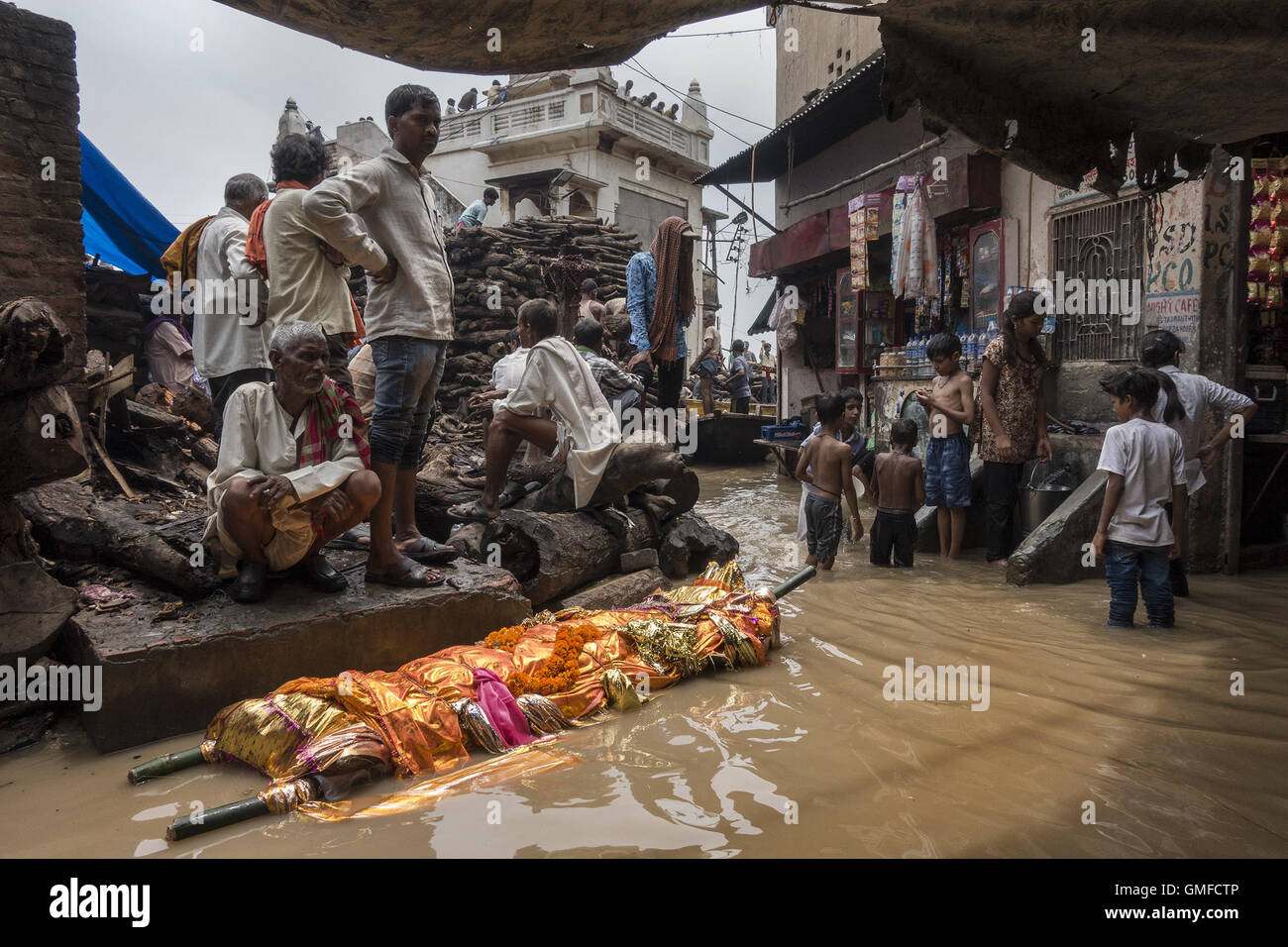 Varanasi, Indian state of Uttar Pradesh. 26th Aug, 2016. People stay ...